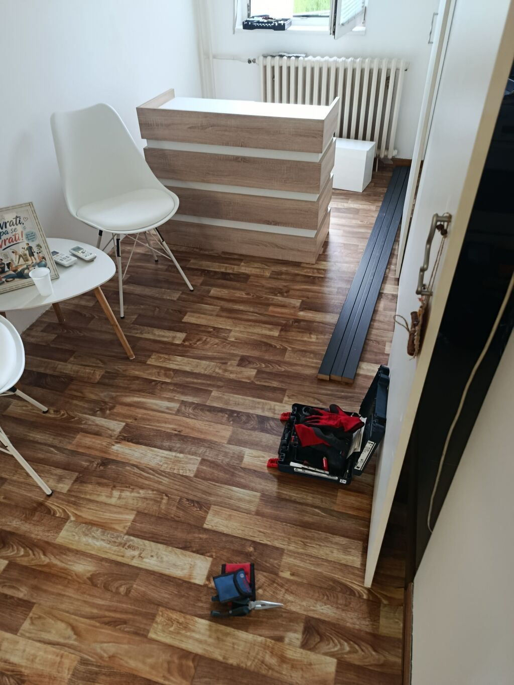 -Pult   se izradjuje se od Univera debljine 18mm u kombinaciji bele i