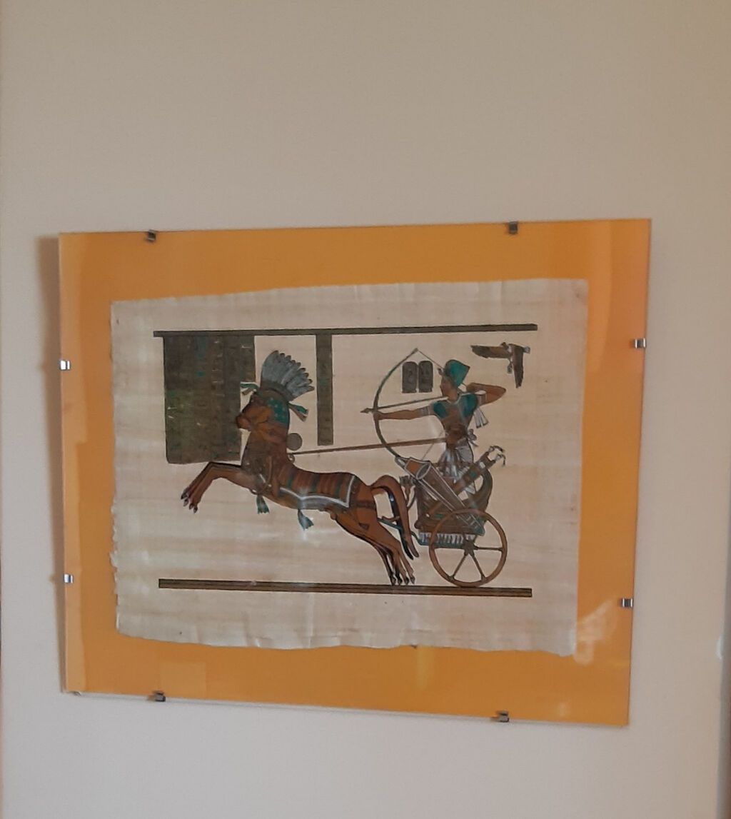 Egipatska slika na papirusu u ramu - Motiv: faraon/ratnik u bojnoj