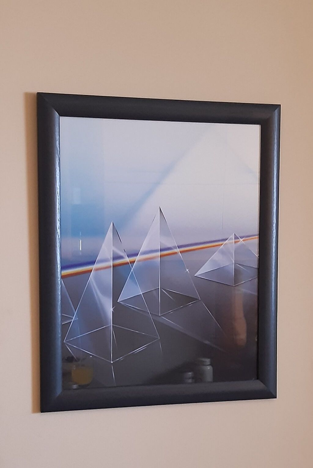 Uramljeni poster – geometrijske staklene piramide sa spektralnom