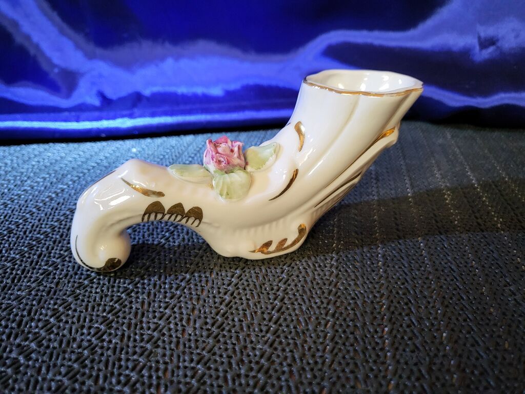 Figura nova tkz opanak,Zajecar porcelan 70te. Figura,vazica nova