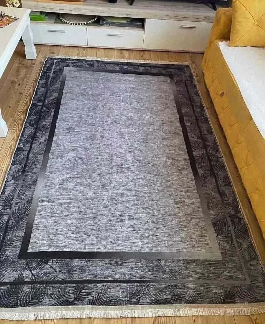 Sivi tepih sa bordurom i diskretnim šarama listova. - Dimenzije