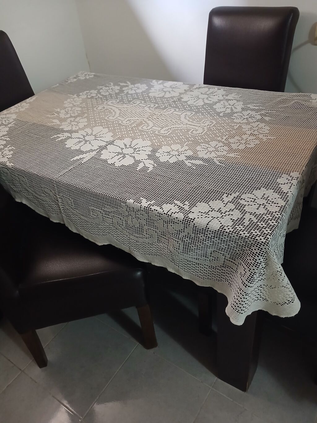 Stolnjak krem boje rucni rad dim 160x130 cena 3000 din