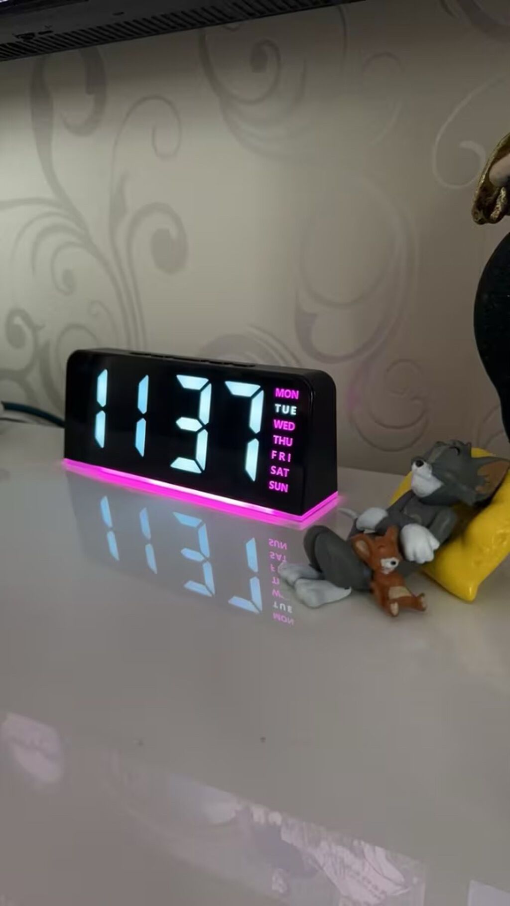 Kul stilski LED digitalni budilnik | Dvostruki alarm, prikaz vremena i