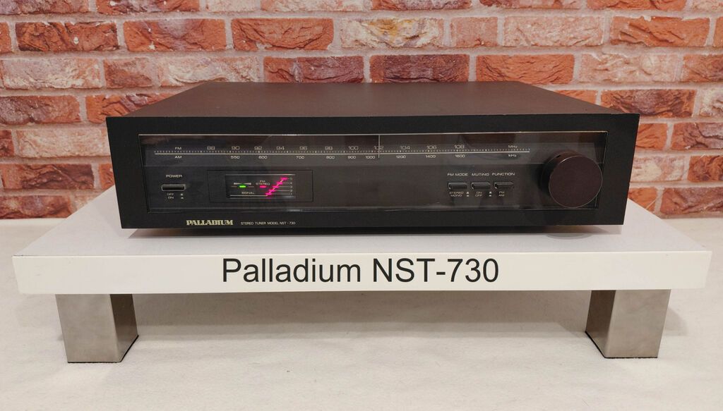 Odlično očuvan tjuner marke Palladium NST-730 Zvučno izvanredan