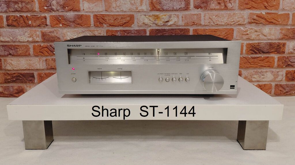Odlično očuvan tjuner marke Sharp ST-1144 Zvučno izvanredan