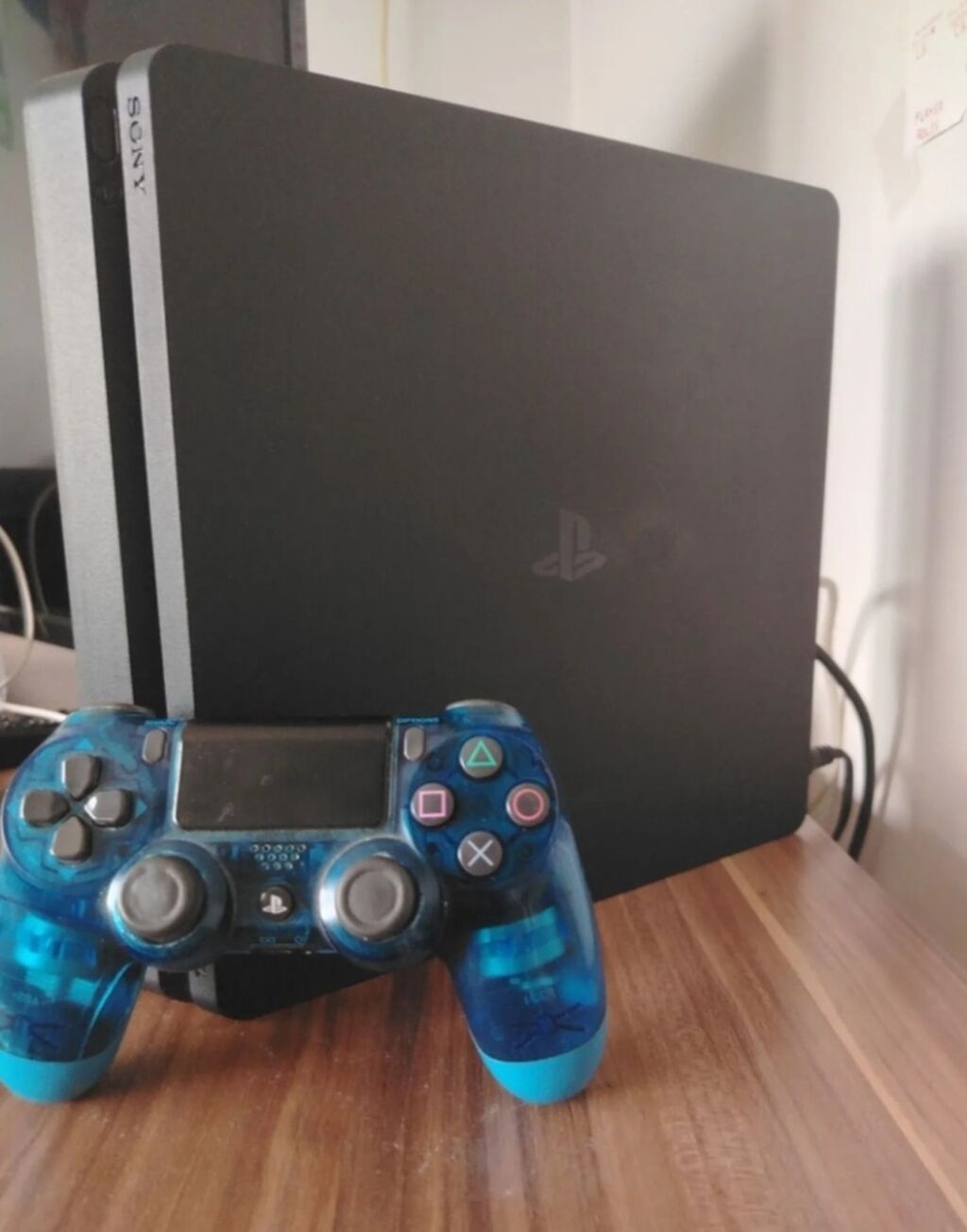 PS4 Slim1TB, otpuno ispravan i spreman za korišćenje. Konzola radi