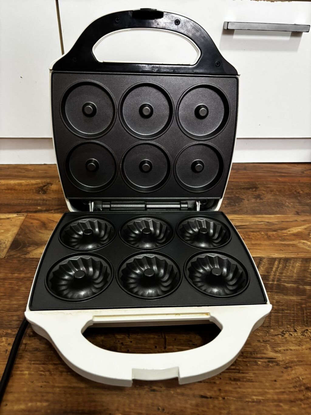 Aparat za mini kuglof kolače je potpuno ispravan i u odlicnom stanju!