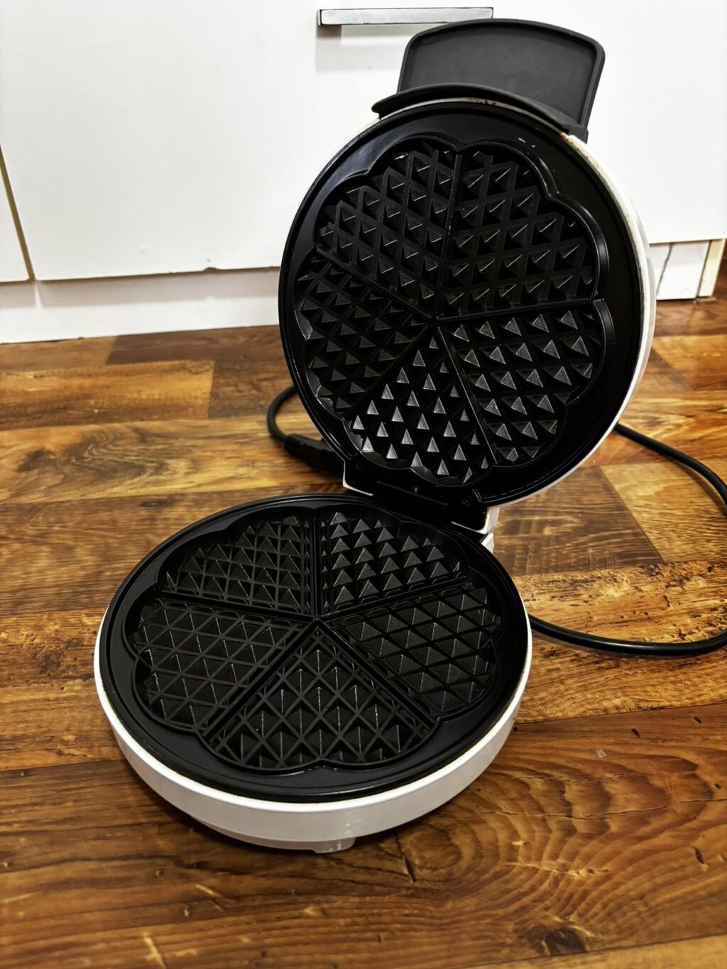 Aparat za galete/bakin kolac je potpuno ispravan,u odlicnom je stanju