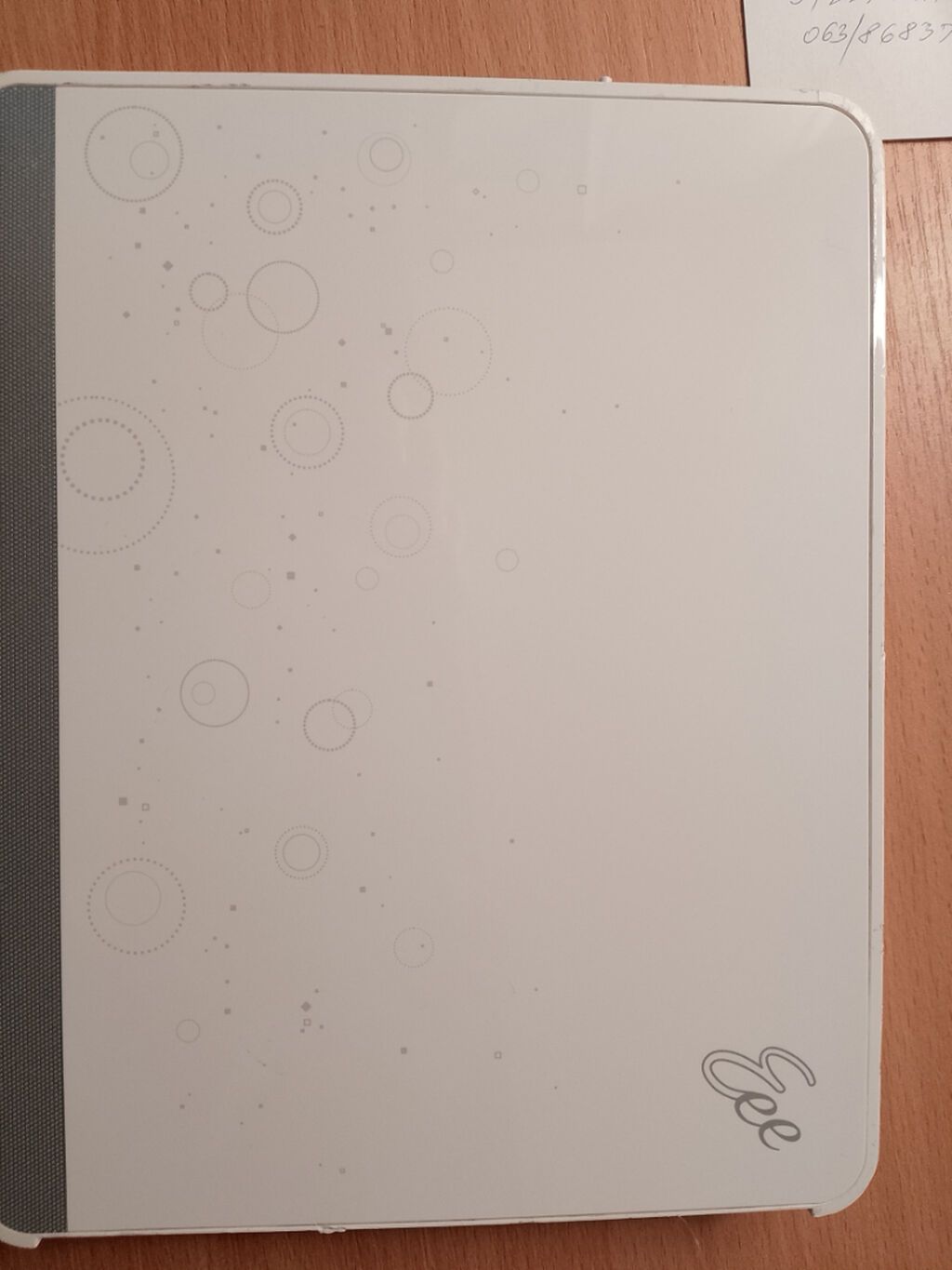 ASUS Eee Box nettop računar – kompaktni mini PC bele boje. Glavne