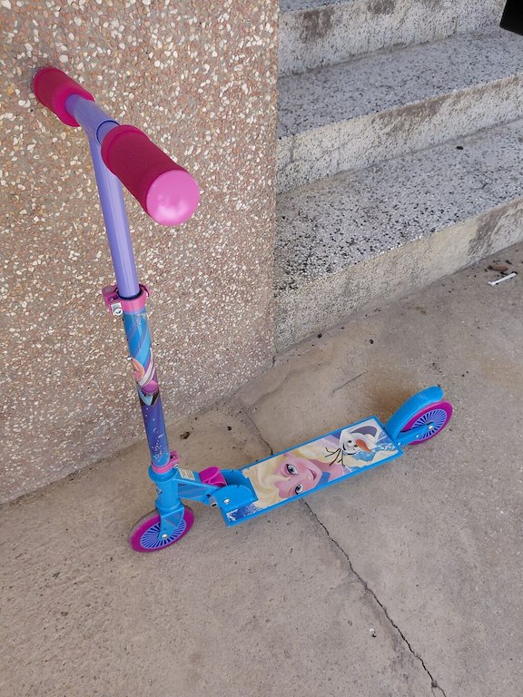 Dečiji trotinet sa motivima Frozen (Elza i Olaf) EXTRA POVOLJNO - Dva