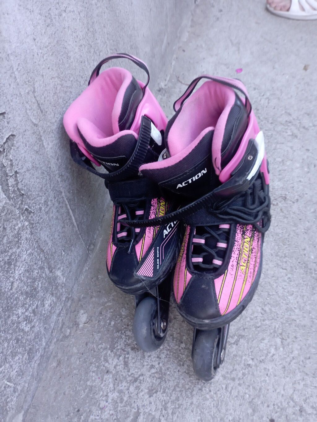 Roleri ACTION – roze/crni - Tip: inline roleri sa 4 točka u nizu -