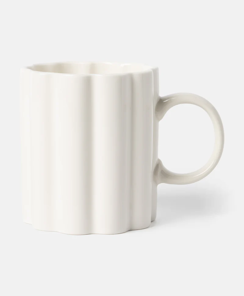 Porcelanska bela šolja sa žlebovima