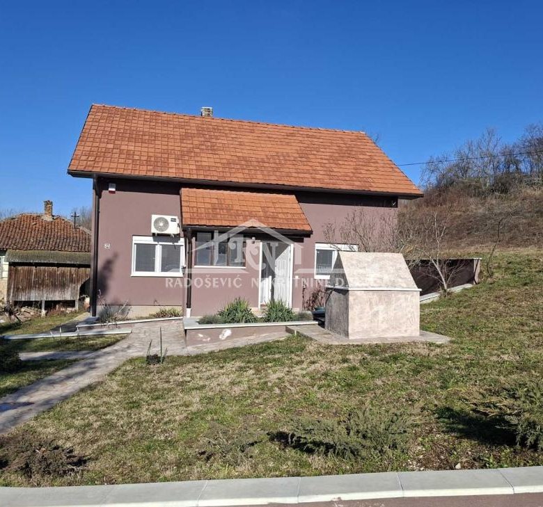 Aranđelovac, Ilije Garašanina, dve kuće, 180m2+48m2 ID#1598.