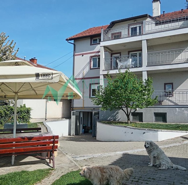 Kać, porodična stambena zgrada sa lokalom!.