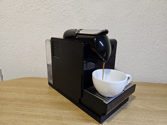 Nespresso aparat za kafu DeLonghi EN520 Lattissima