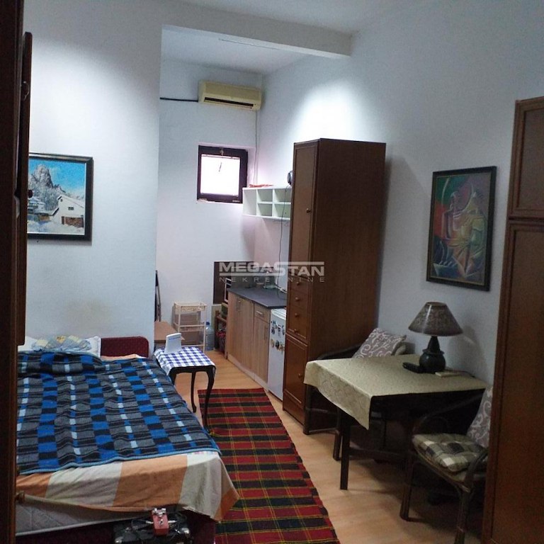 Blok 44, garsonjera.