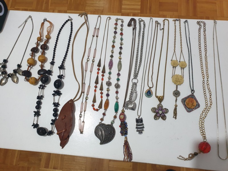 Lot ogrlica 16 komada