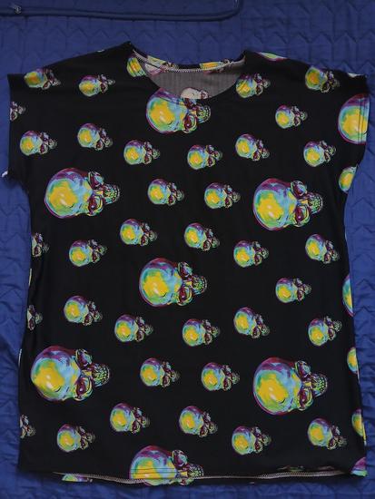 Nova crna majica sa sarenim lobanjama, L/XL