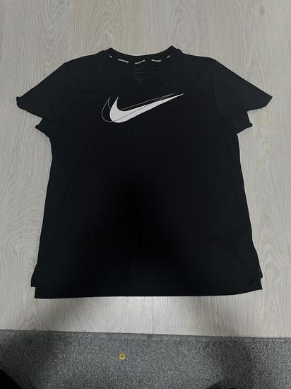 1000 din. Nike crna zenska majica