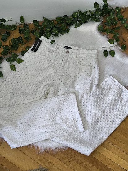 Letnje PrettyLittleThing bele pantalone ( NOVO )