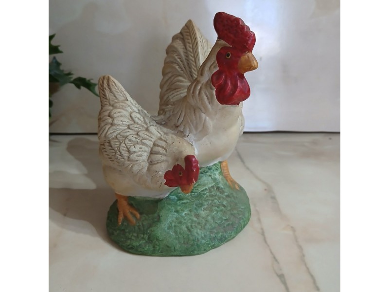 Ukrasna keramička figura Petao i koka na postolju