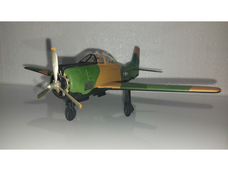 T-28 1:48 Monogram