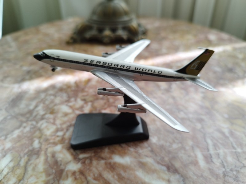 Avion Seaboard World B707 1:400