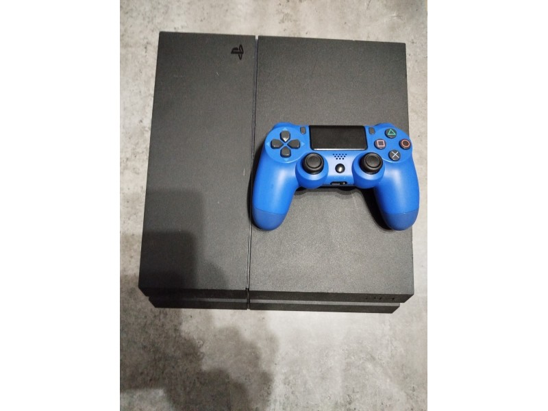 Sony PlayStation 4 (PS4) + poklon kontroler