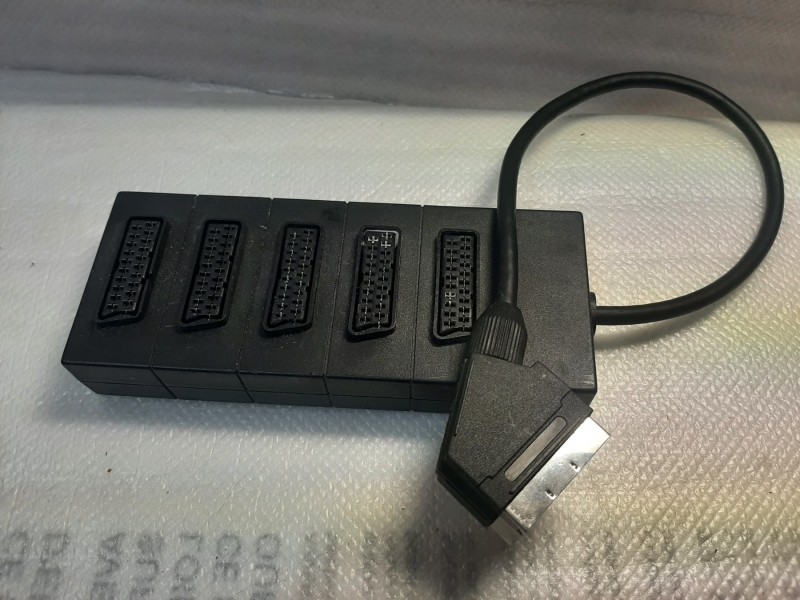 MASIVNI RETRO SCART RAZVODNIK SA 5 ULAZA ZA TV NEPROBAN