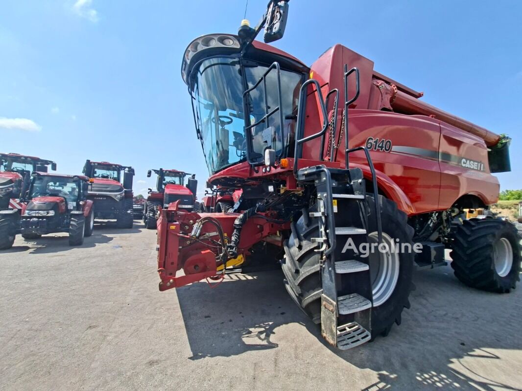 Case IH Axial-Flow 6140 cu heder de 6,1 m kombajn za žito