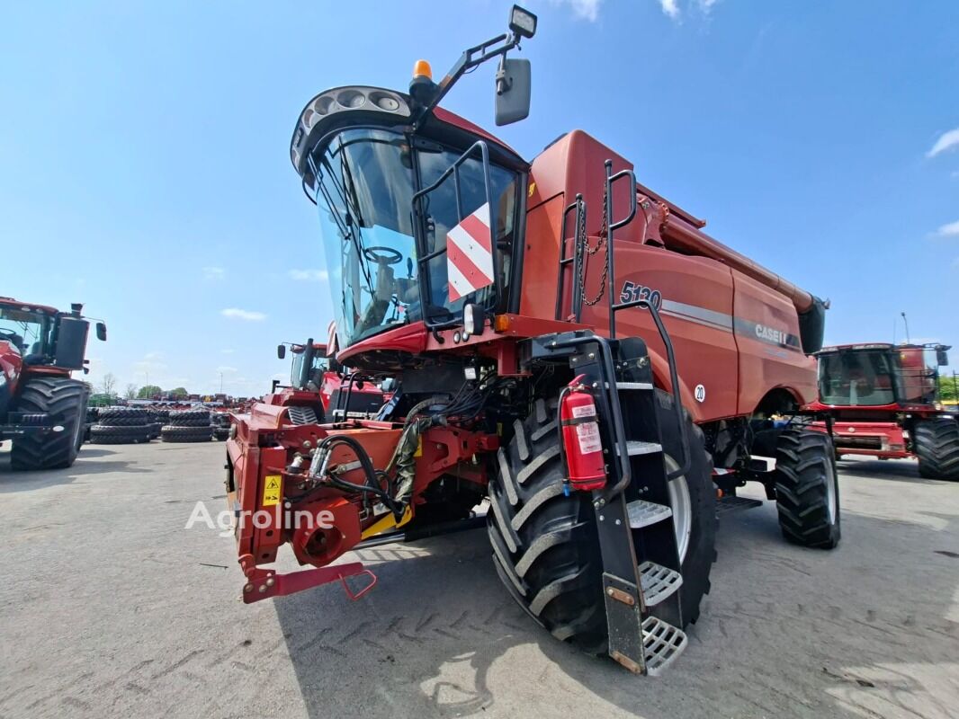 Case IH 5130 și Heder de 6,7 m kombajn za žito
