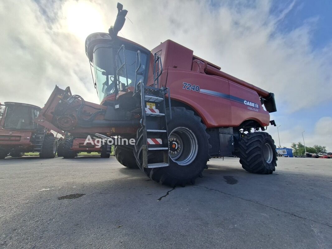 Case IH Axial-Flow 7240 cu heder de 7,3 m si carucior kombajn za žito