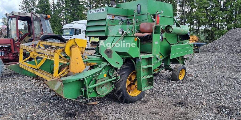 Volvo 800 AKTIV kombajn za žito