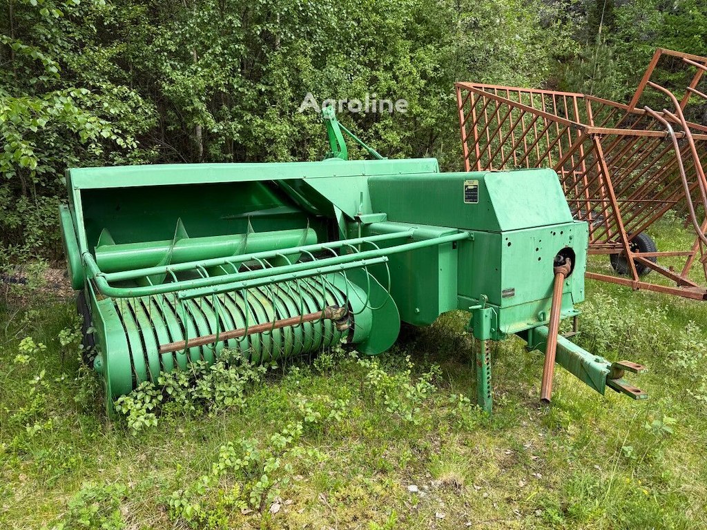 Prodaje se John Deere firkantpresse balirku za četvrtaste bale na aukciji