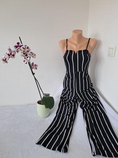 BERSHKA viskozni crno-beli kombinezon vel XS