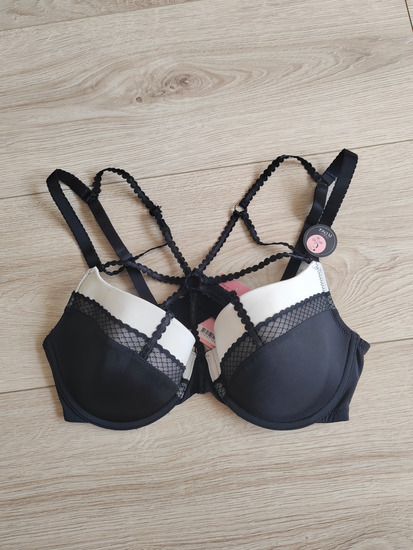 Nov Hunkemoller brushalter