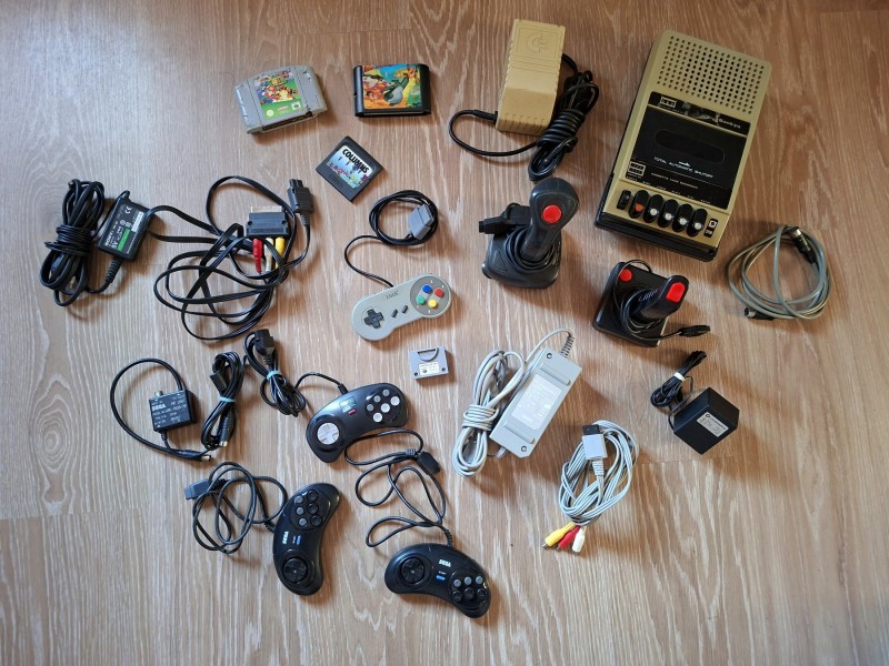 Brdo opreme za razne retro konzole i racunare
