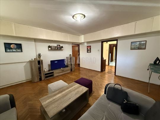 Trosoban stan za renoviranje pored keja
