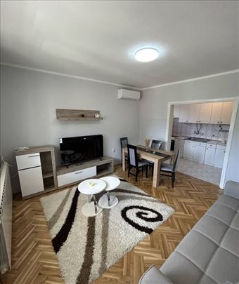 Izdaje se 3.0 stan na Zvezdari sa dvorištem, 85m2