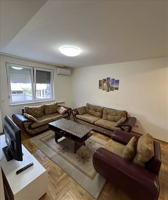 Izdaje se 2.5 stan, Luneta Milovanovića, 53m2