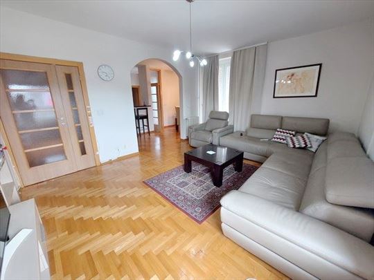 Stan u novijoj zgradi, garaža, kod Arene! ID5129