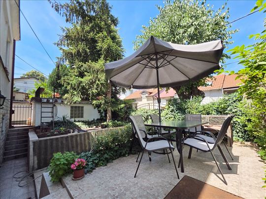 Kuća salonskog tipa, 300 m2 bruto, Senjačka