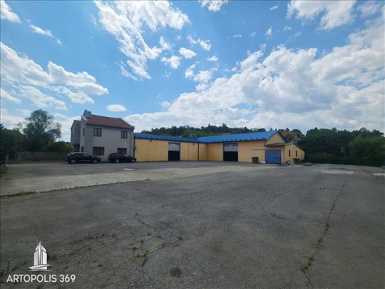 Izuzetan poslovni objekat, 15 ari ograđenog placa