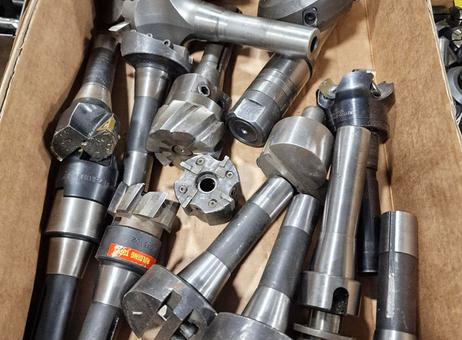 BRIDGEPORT R8 NOSАЧИ ЗА ФРЕЗЕ, ЛИЦНЕ ФРЕЗЕ И ЛЕТЕЋИ ФРЕЗЕРИ.