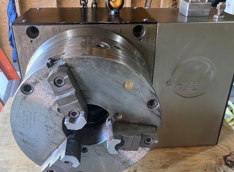HAAS HRT-310 rotacioni sto za 4. osu sa 3-čeljusnim steznim glavom