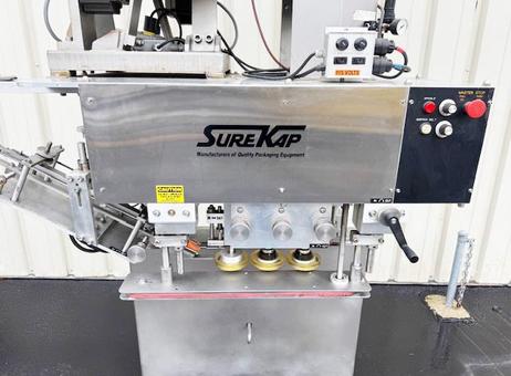 Automatski SureKap SK6000-15 inline utorač za vijčane kapice sa 6 vretena i bunkerom