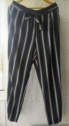 Kiabi crno-bele prugaste pantalone 44
