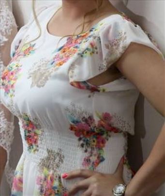 Bela cvetna lepršava haljinica