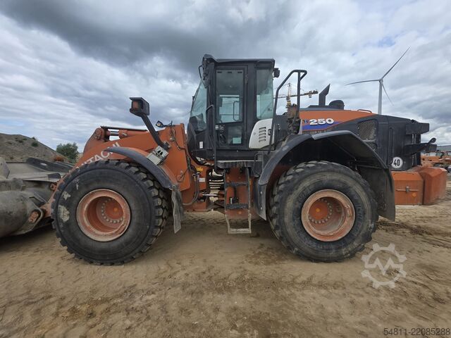 Utovarivač
Hitachi ZW250-6