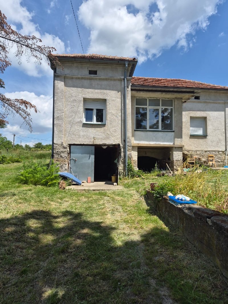 Aranđelovac, dve kuće i 16 ari placa